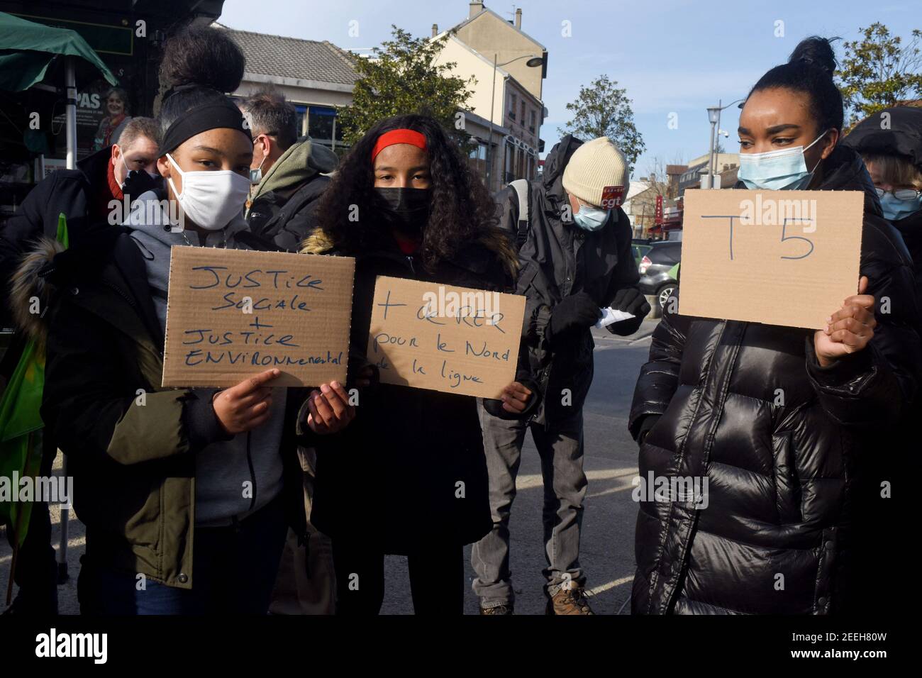 Les gens participent à une manifestation en faveur de l'occupation de ...