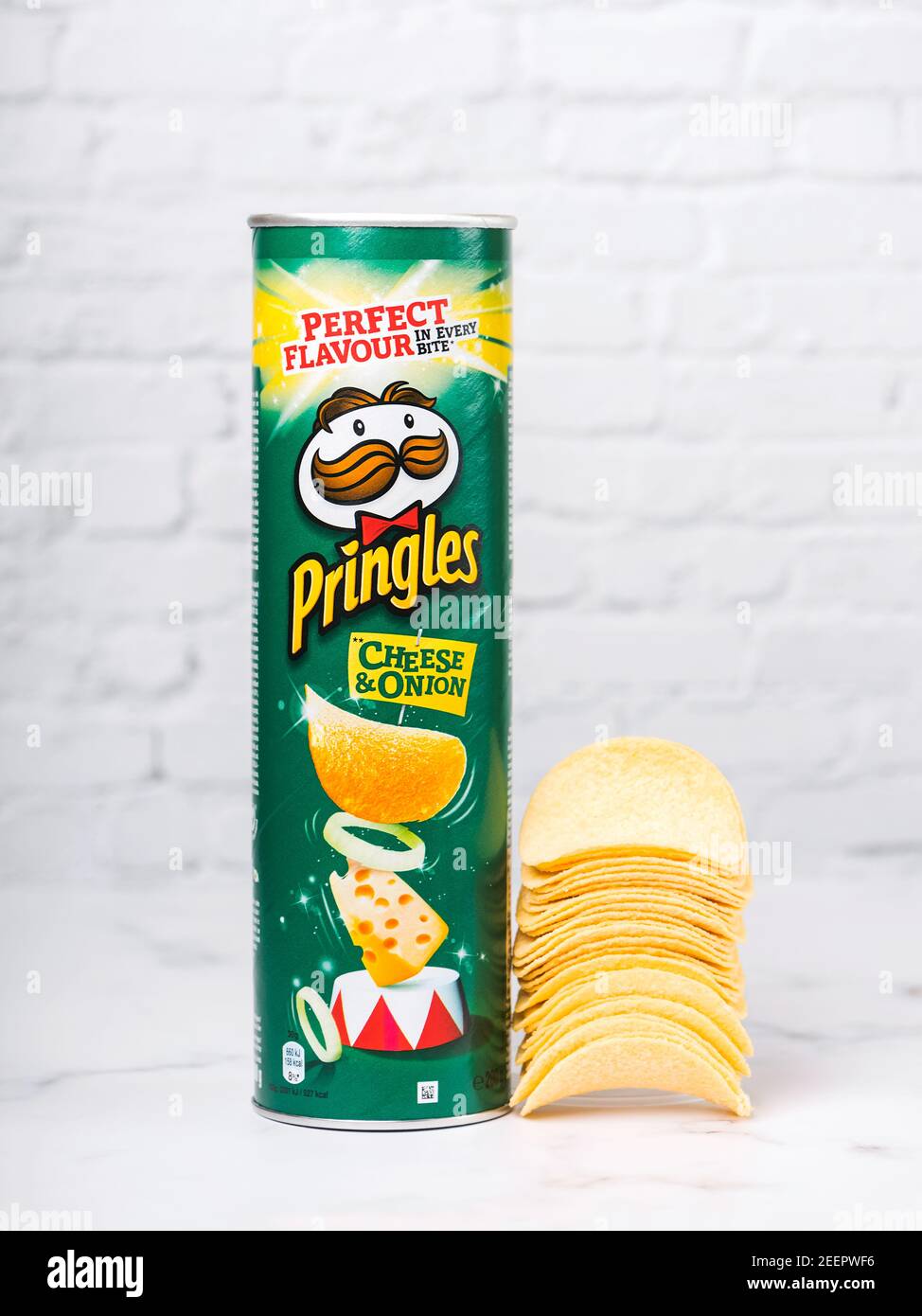 Pringles fromage et oignon.tube en carton contenant des chips de pommes ...