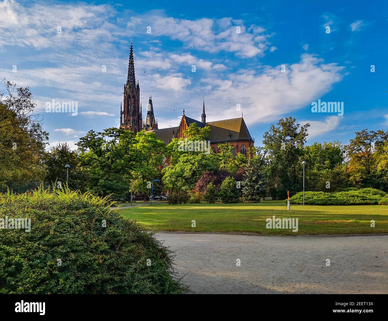Parc verdoyant de Saint Edith Stein avec ancienne cathédrale arrière ...