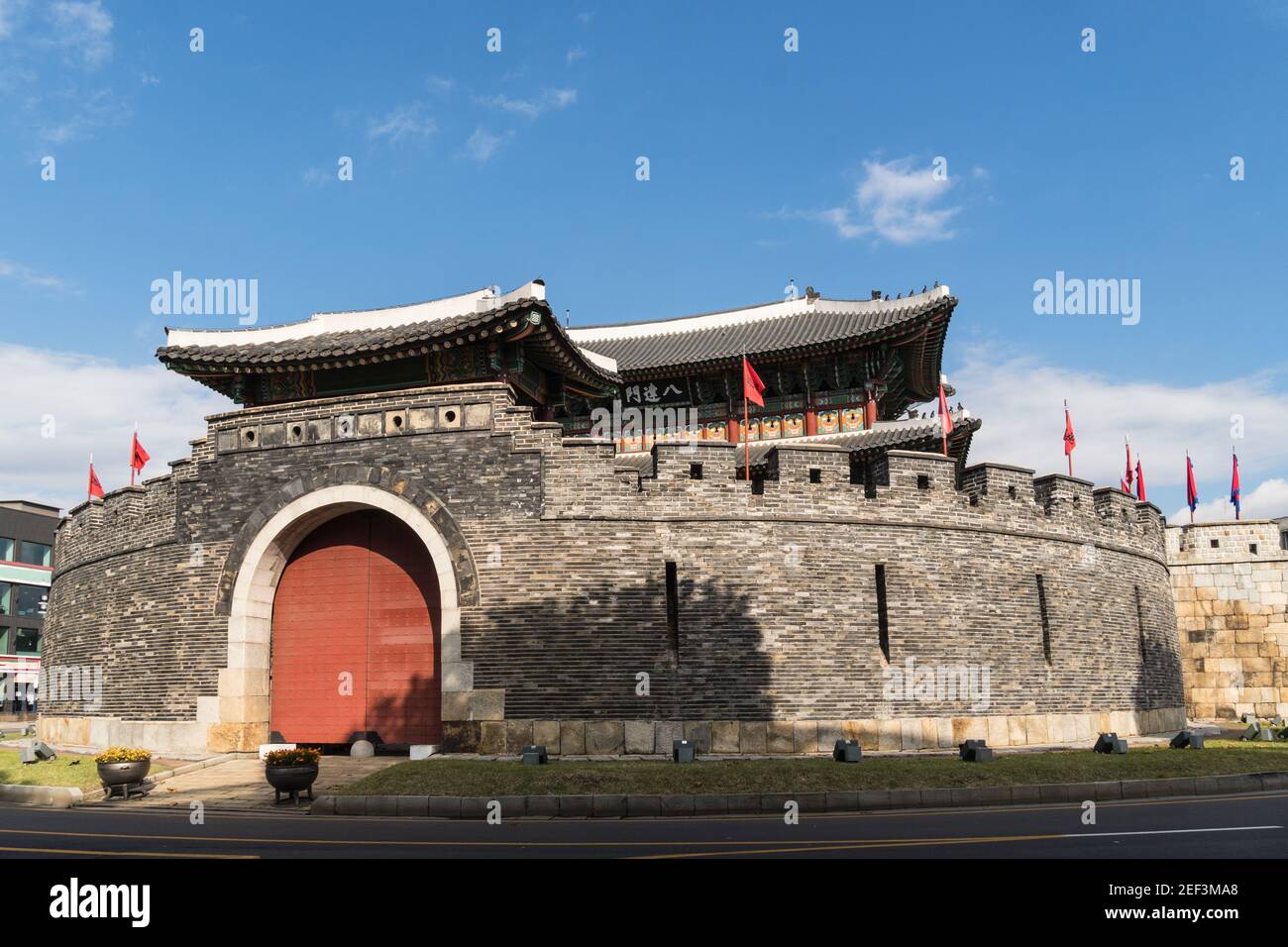 Paldalmun hwaseong forteresse suwon Banque de photographies et d’images à haute résolution - Alamy