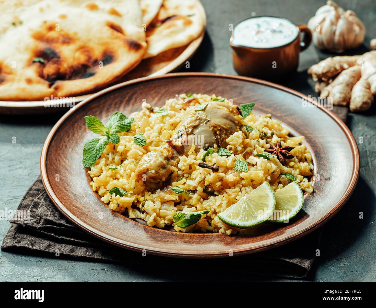 Cuisine pakistanaise - riz biryani avec poulet, sauce au yaourt à la ...