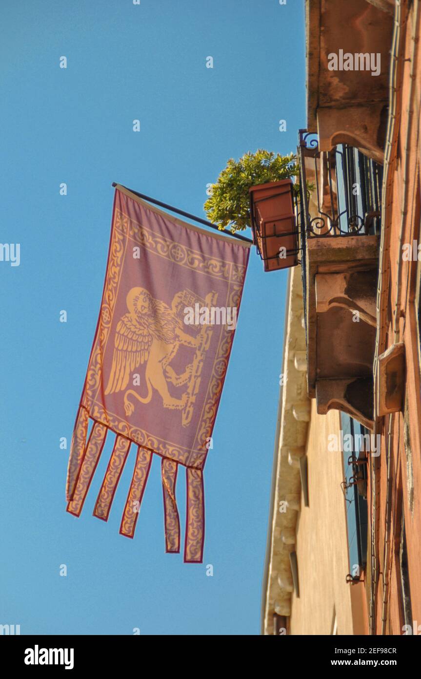 Brandir le drapeau vénitien sur le vent à Venise Italie Photo Stock - Alamy