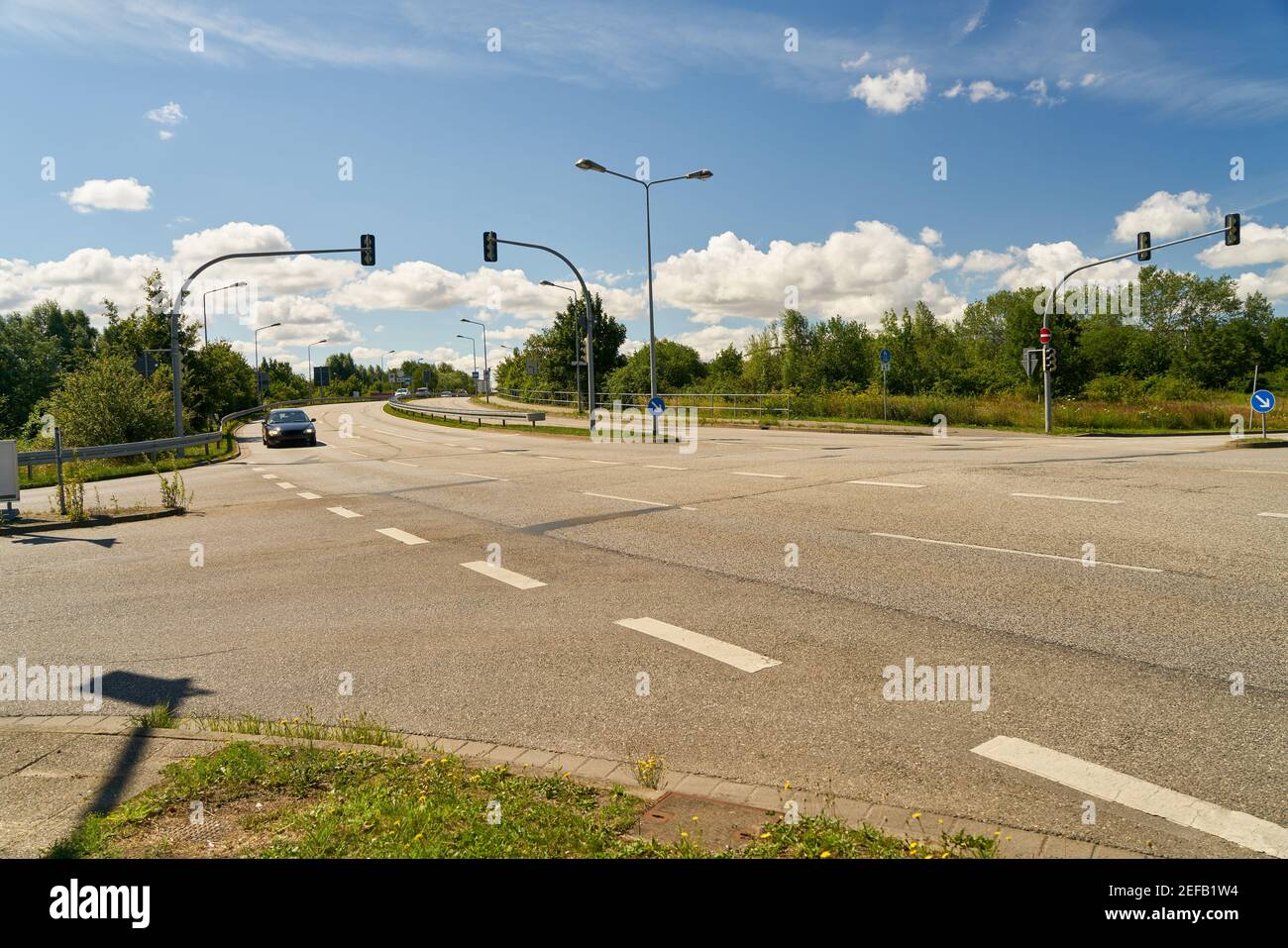 Empty traffic intersection traffic lights Banque de photographies et d ...