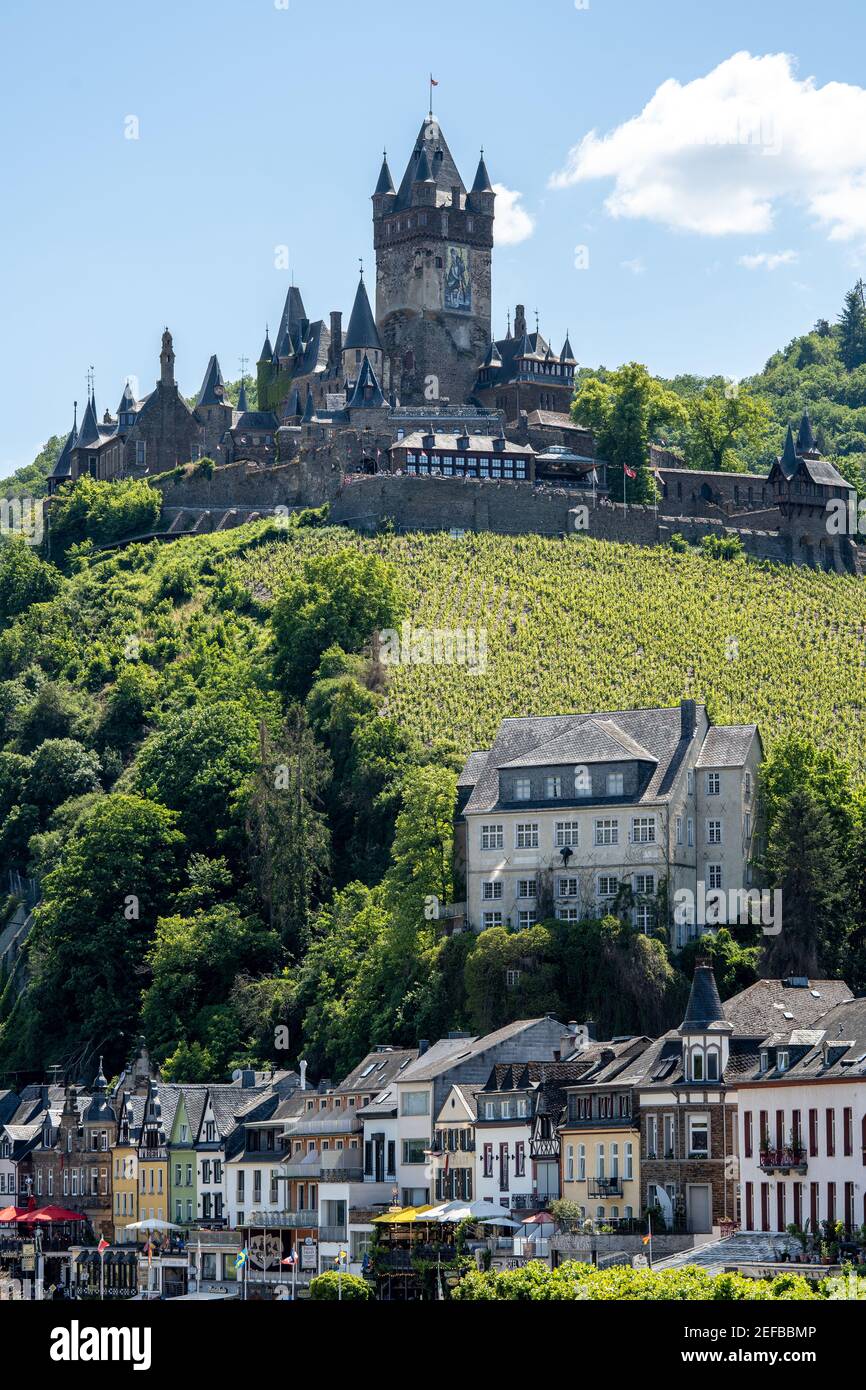 Vue verticale du château de Cochem en Allemagne Photo Stock - Alamy