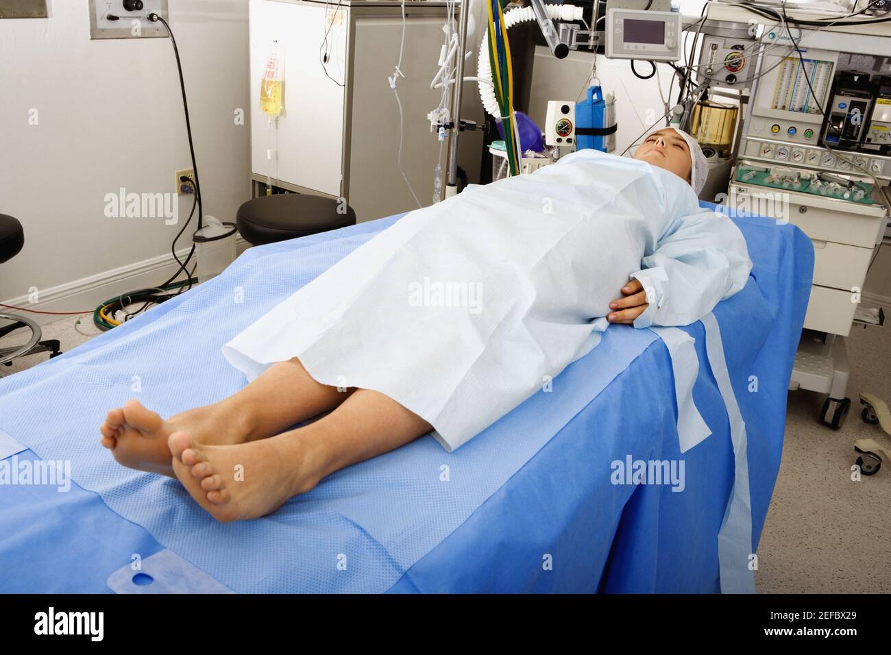 Femme patient allongé sur une table d'opération Photo Stock - Alamy
