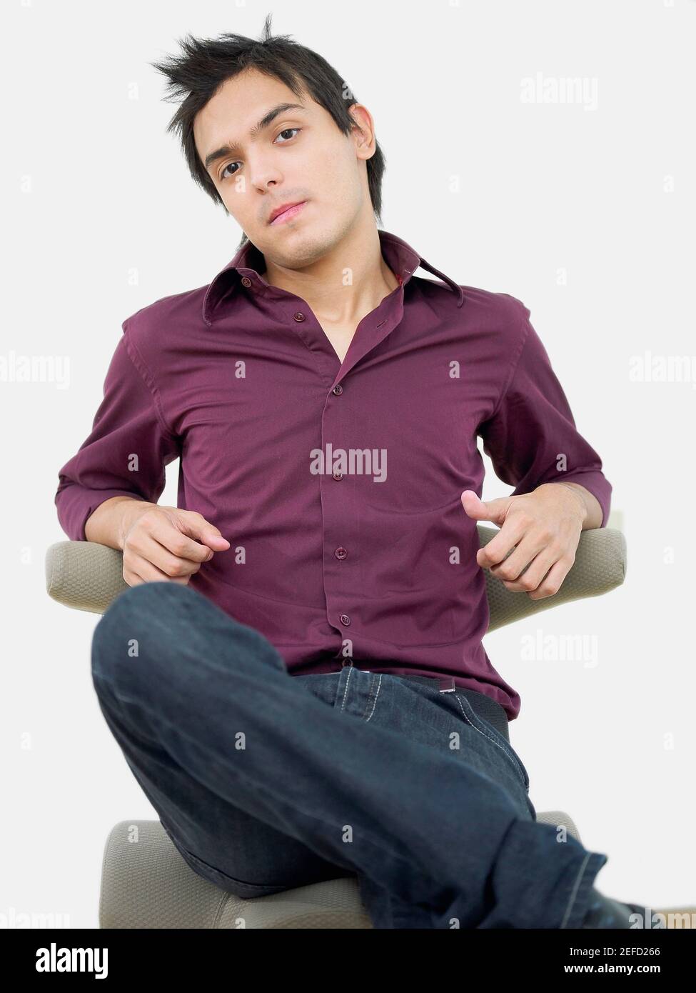 Jeune homme assis dans un fauteuil Banque de photographies et d’images ...