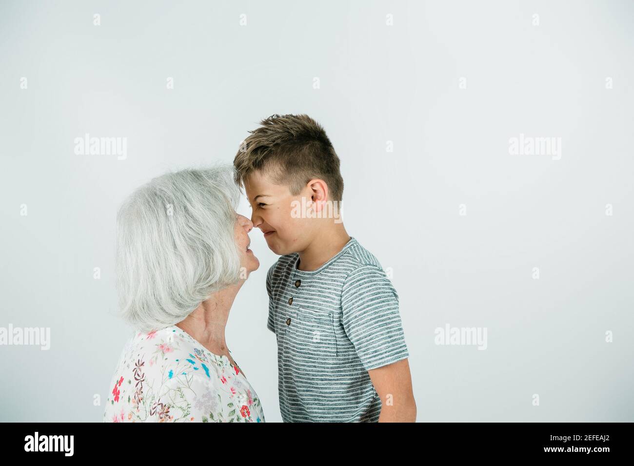 Grand-mère et petit-fils sur fond blanc Photo Stock - Alamy