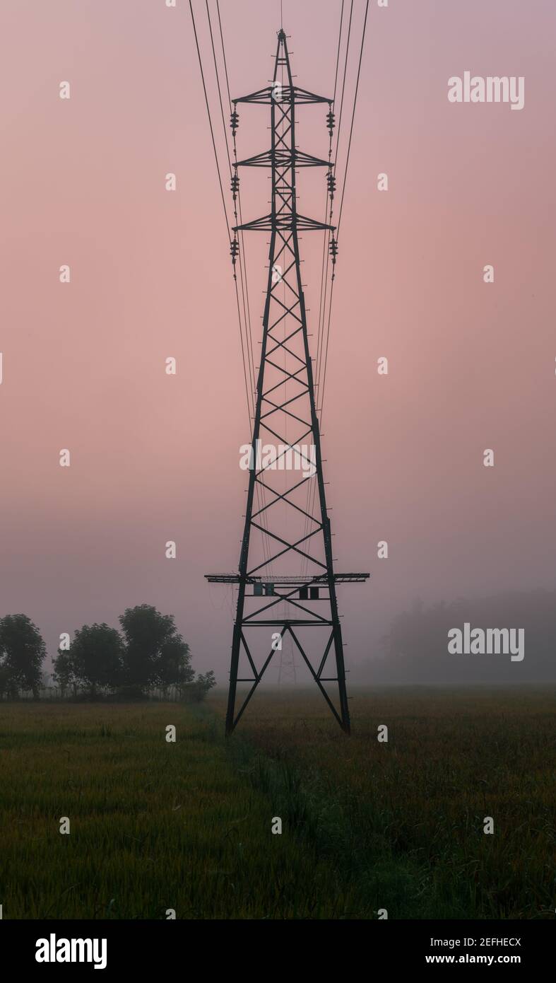 Pylone Electrique Village Banque d'image et photos - Alamy