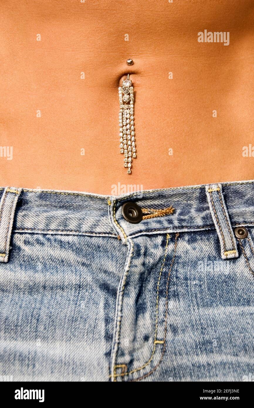 Piercing au nombril homme Banque de photographies et d’images à haute ...