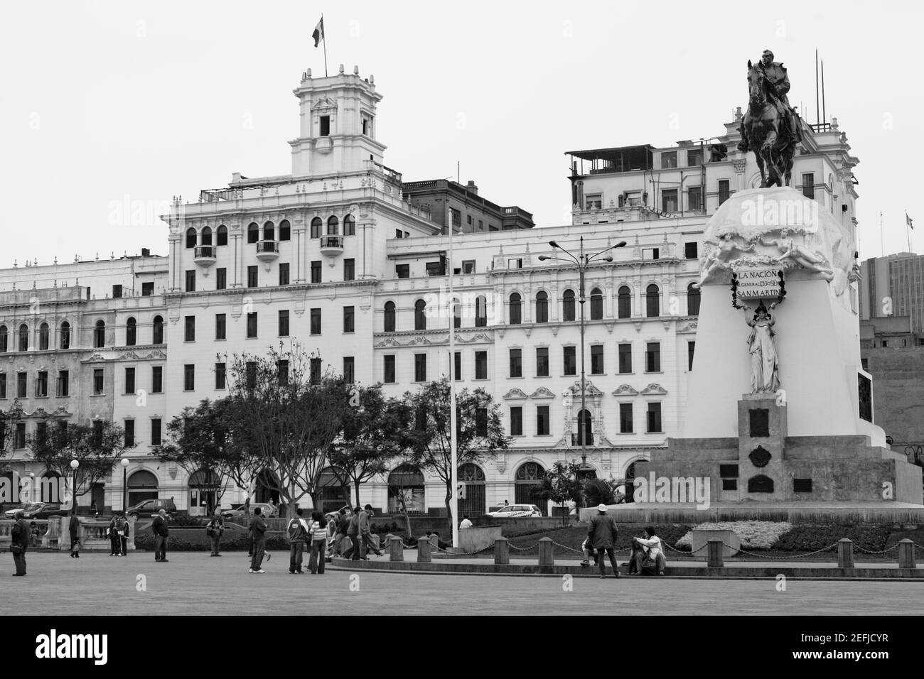 Statue dans une ville, Plaza San Martin, Lima, Pérou Photo Stock - Alamy