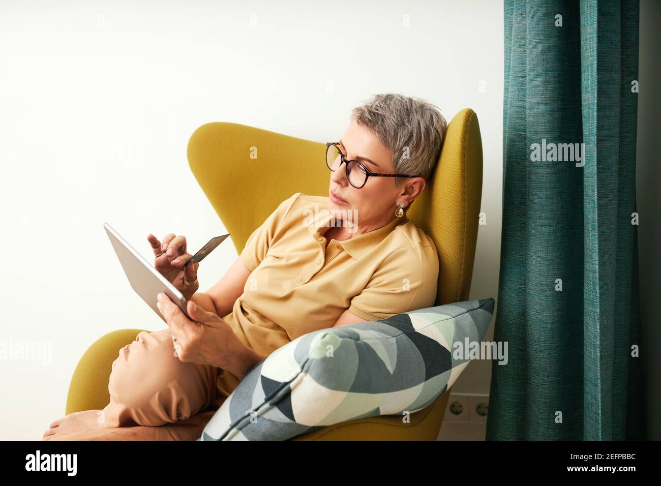 Femme Mature Assise Dans Un Fauteuil Banque De Photographies Et D