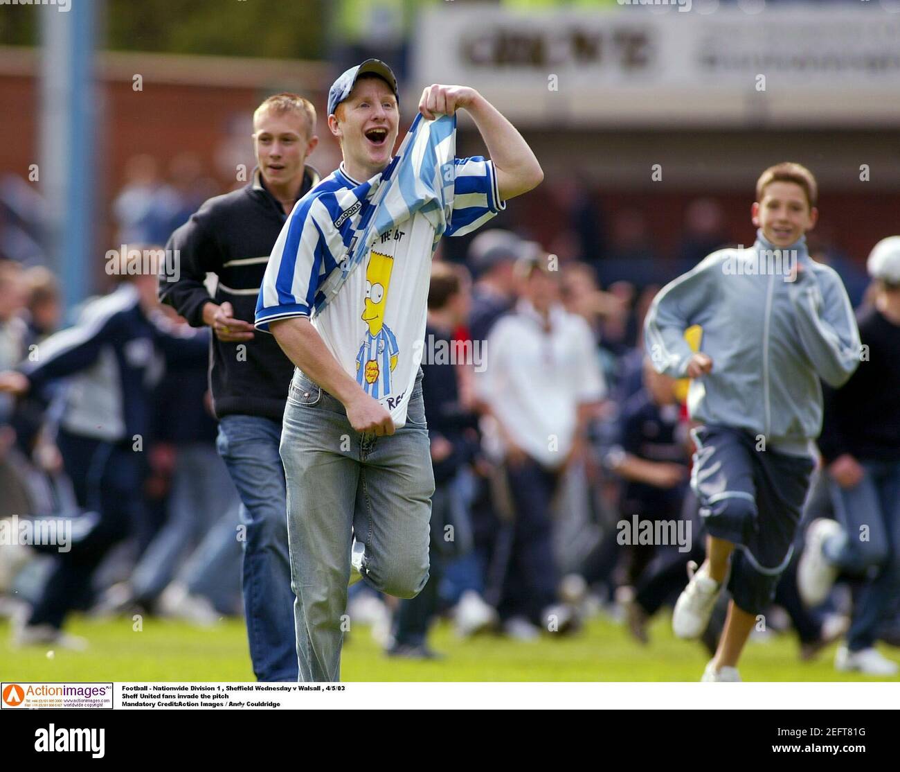Sheffield unis fans envahissent le terrain Banque de photographies et d ...