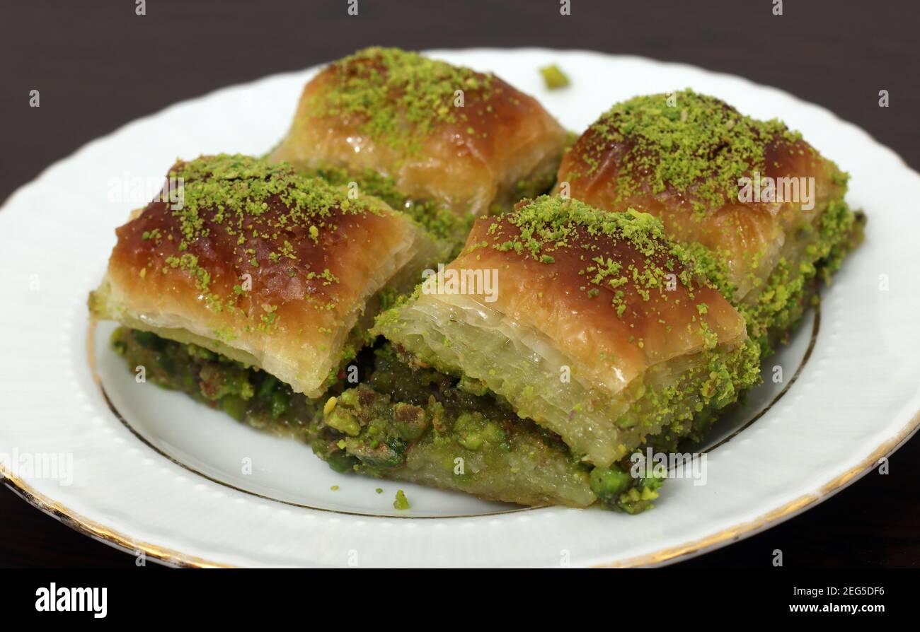 Dessert turc traditionnel Antep Baklava avec pistache sur table ...