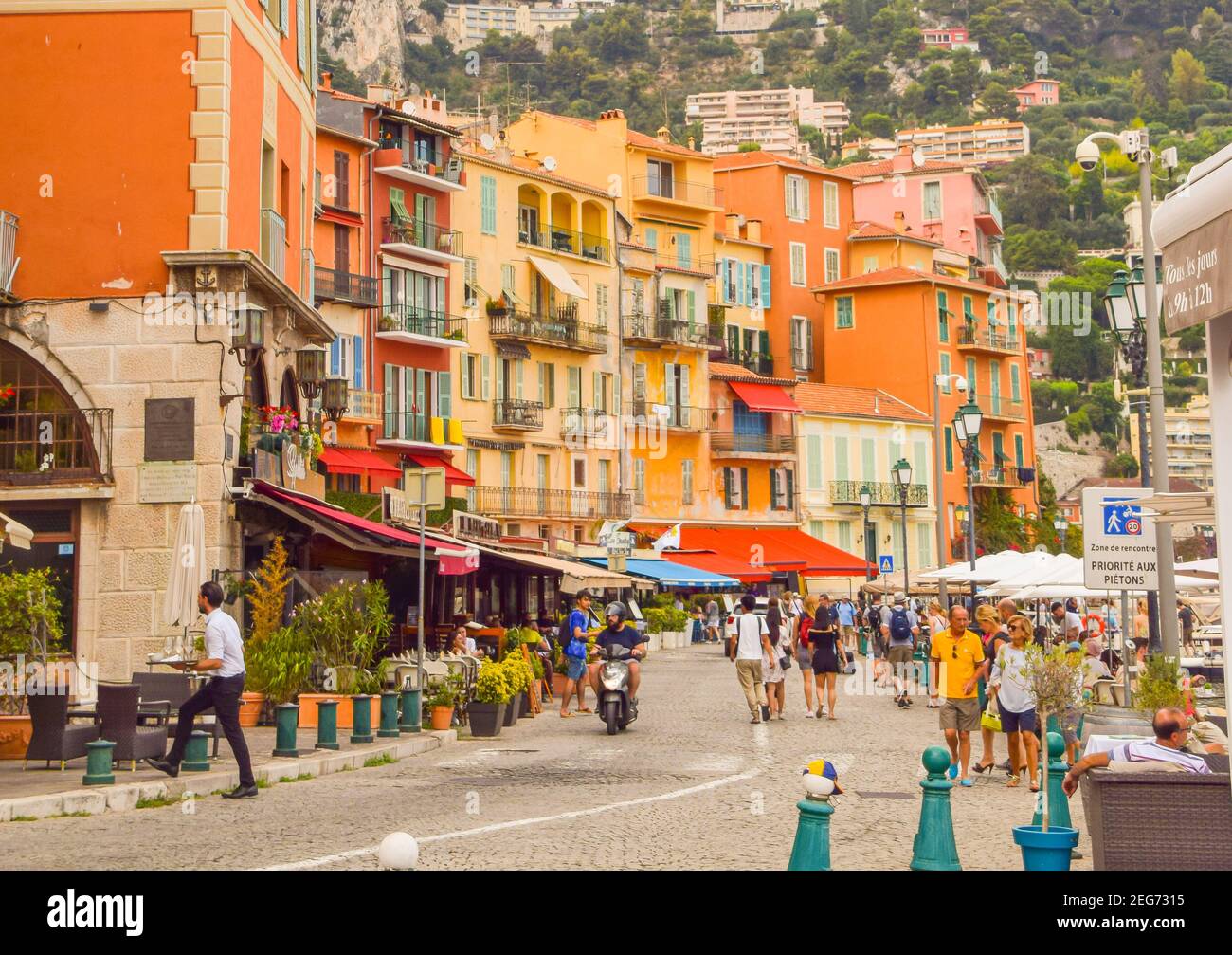 Port de plaisance et vieille ville de Villefranche-sur-Mer, sud de la ...