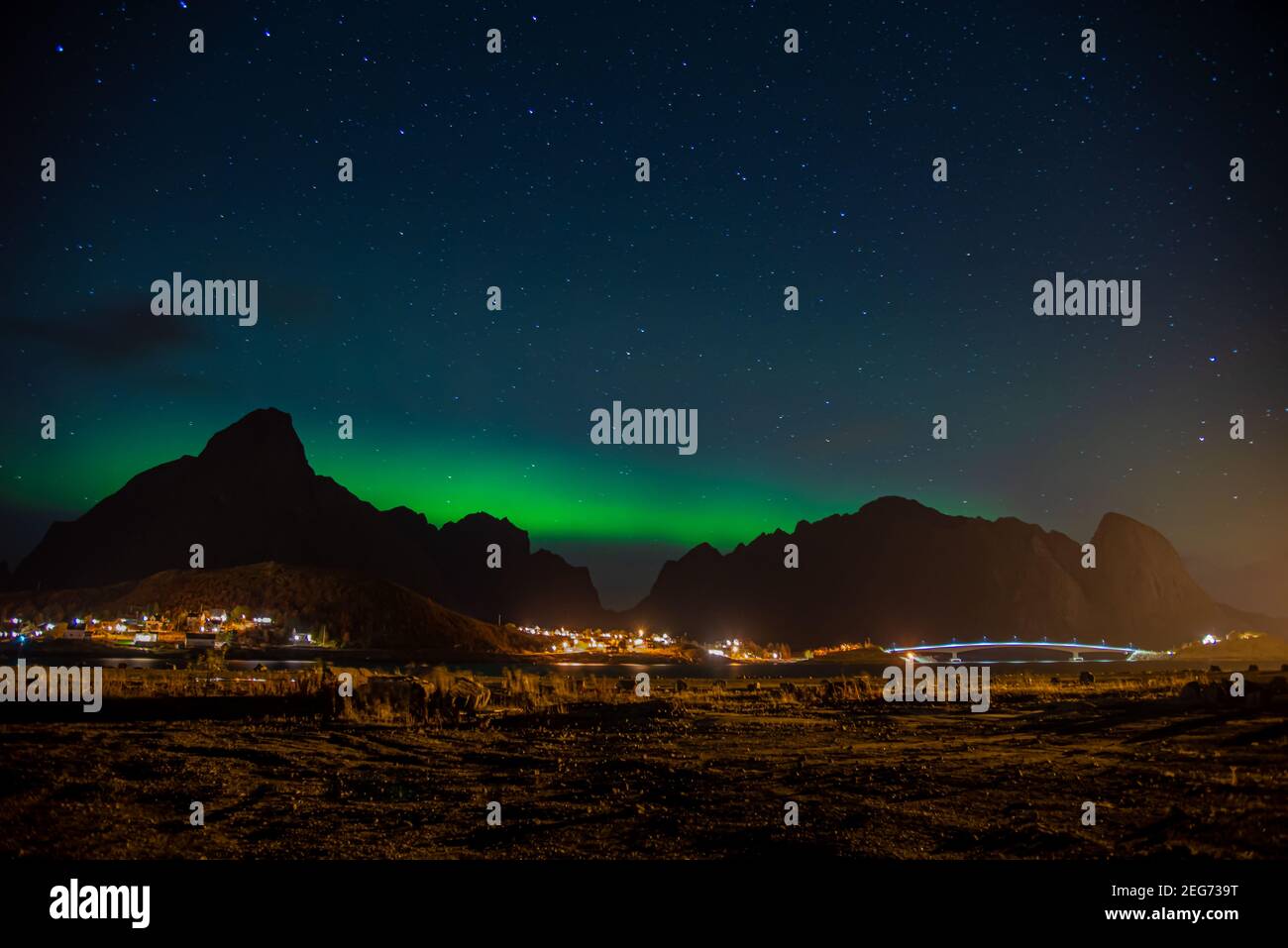 Une aurore boréale insulaire ou Northern Lights s'affiche au-dessus du ...