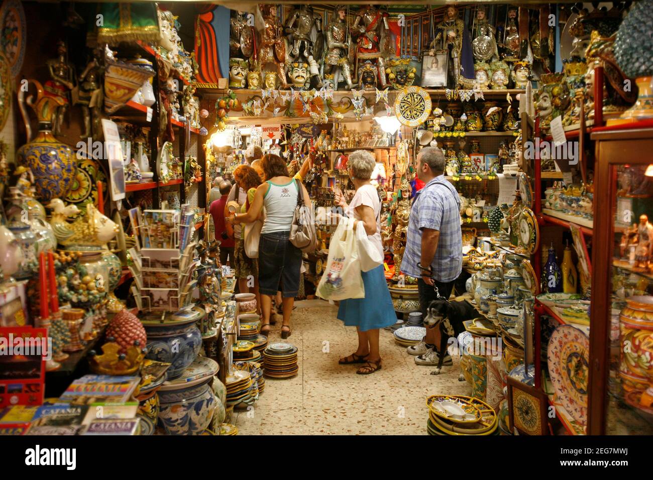 Une boutique de souvenirs au marché aux poissons de la vieille ville de ...