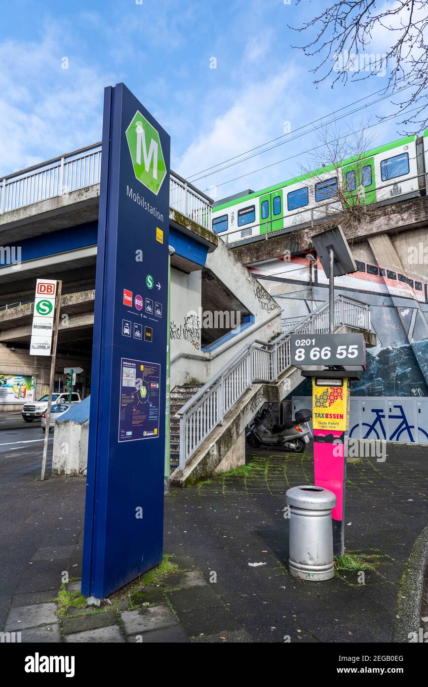 Station de métro Ruhrbahn, à la station de S-Bahn Essen-Steele ...