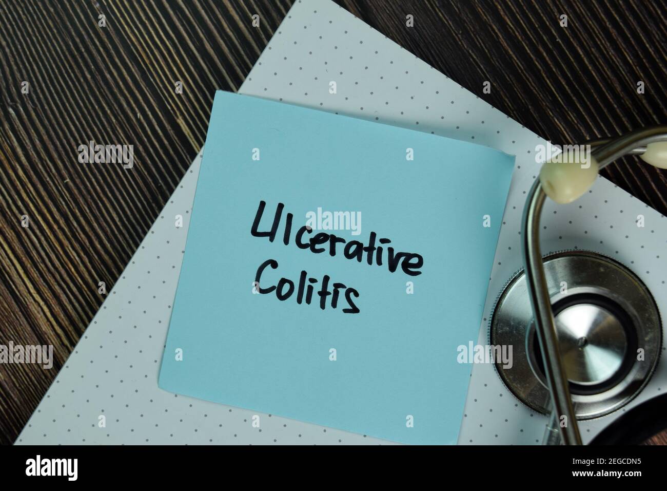 La colite ulcéreuse écrit sur les notes adhésives isolées sur la table ...