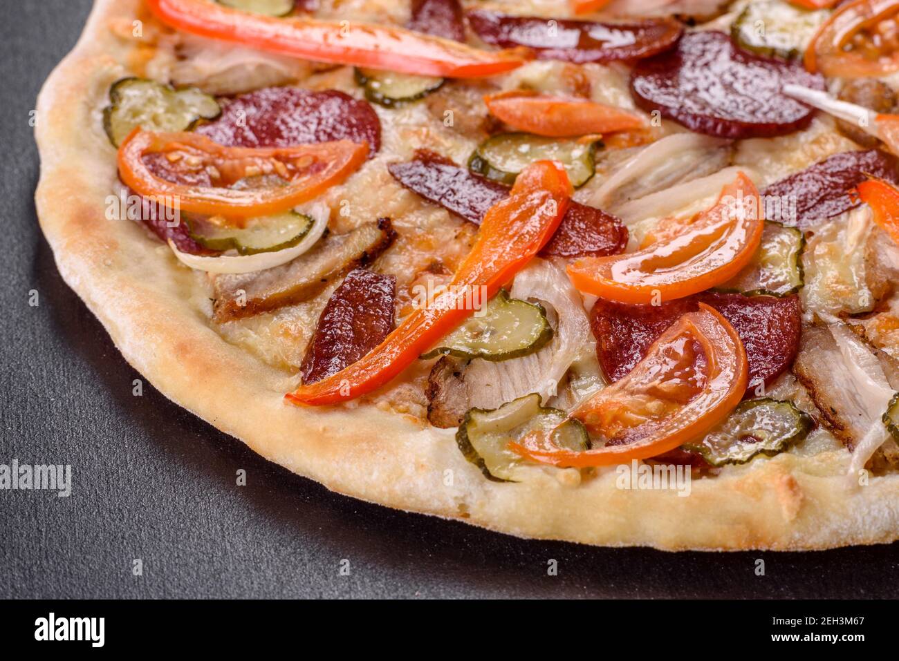 Pizza fraîche et délicieuse préparée dans un four à foyer avec saucisse ...