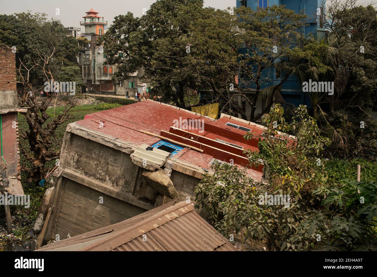 Vue sur un bâtiment de trois étages qui s'est effondré et s'est écrasé ...