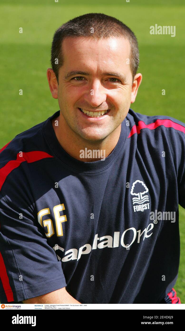 Nottingham forest physio gary fleming Banque de photographies et d ...