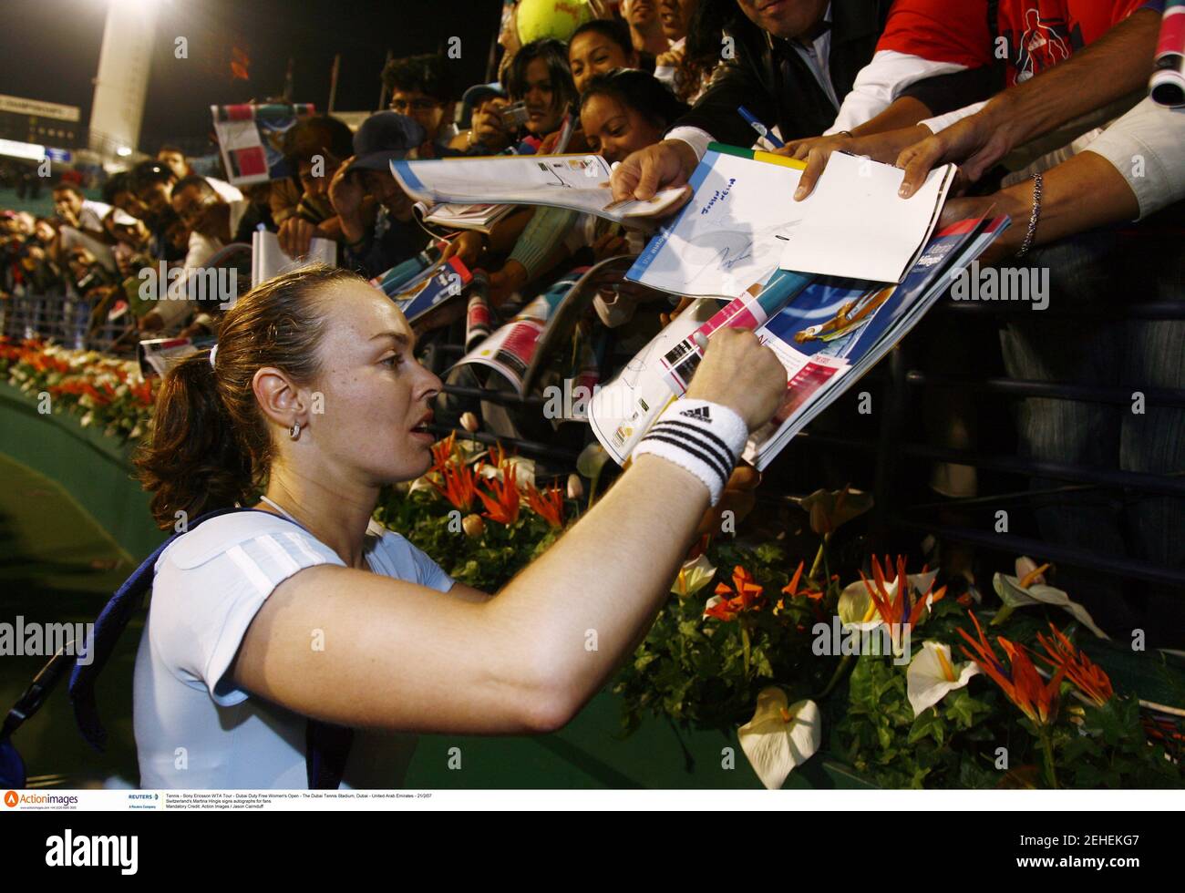 Martina hingis signe des autographes Banque de photographies et d ...