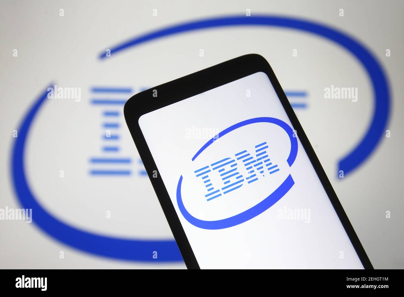 Dans cette illustration, un logo IBM apparaît sur un smartphone et un ...