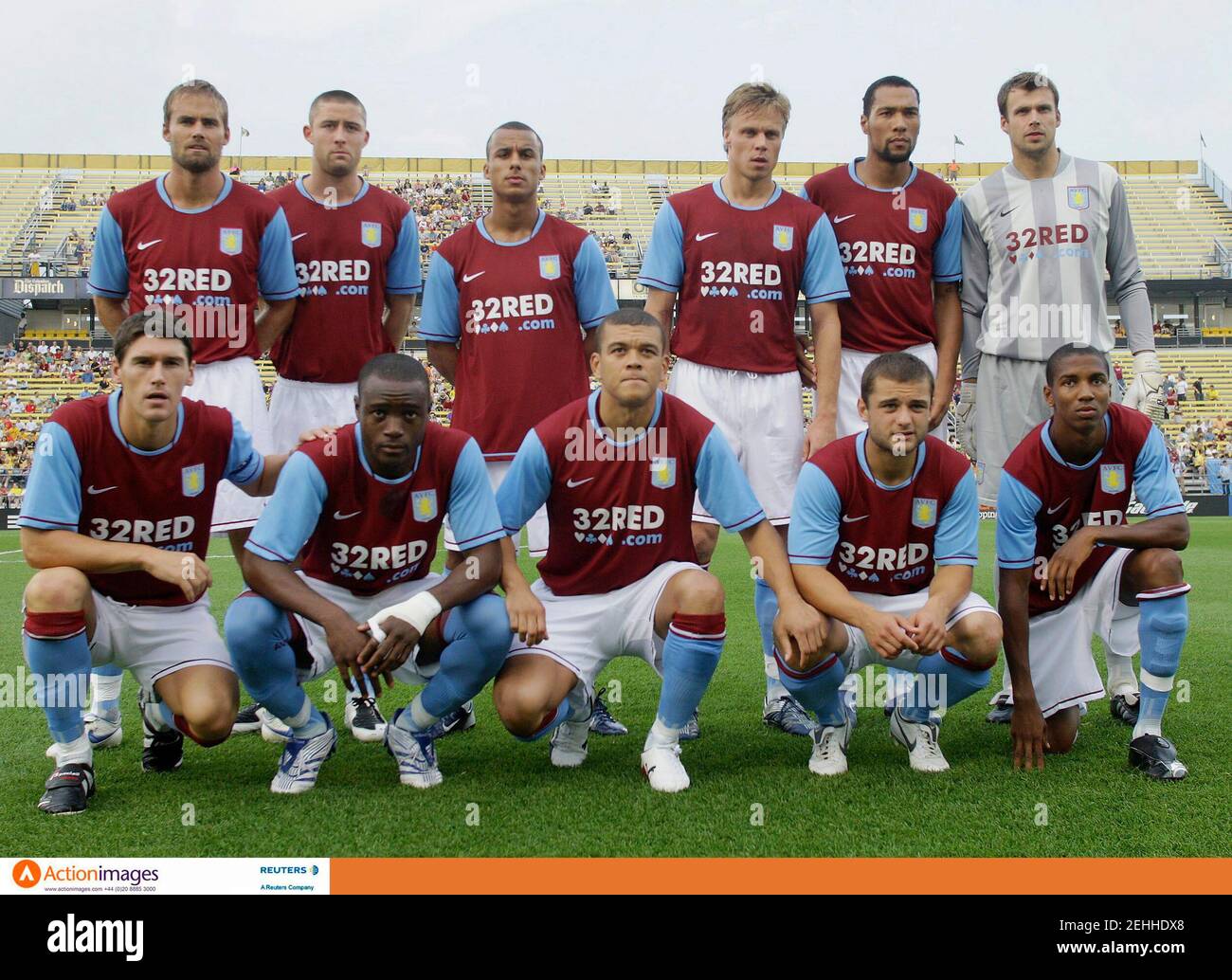 Aston villa team group line up Banque de photographies et d’images à ...