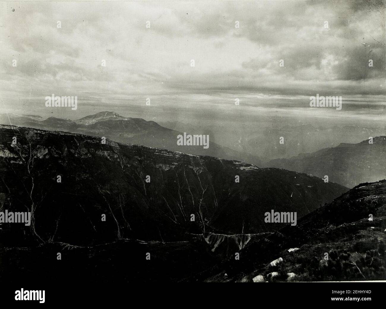 Panorama vom Monte Spill gegen Höhenzug Coni Zugna, Pass Buole, Cima ...