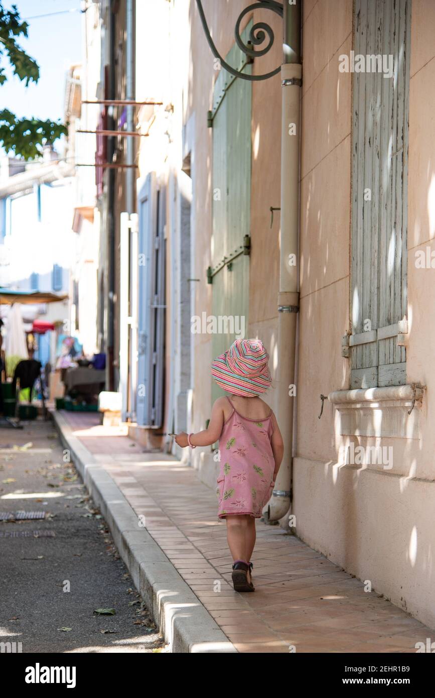 Petite fille de rue Banque de photographies et d’images à haute ...