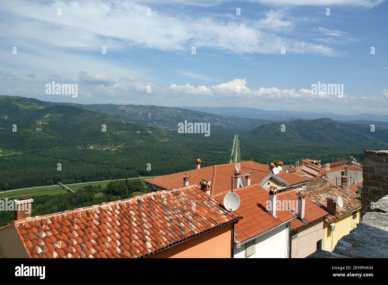 vue sur la maison aux toits rouges et la vallée depuis un point élevé ...