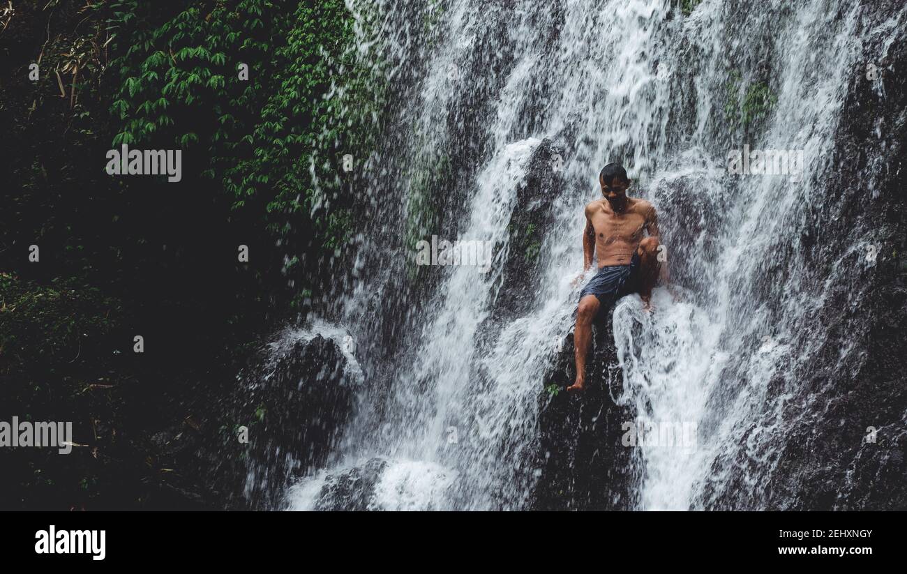 Sous la cascade Banque de photographies et d’images à haute résolution ...