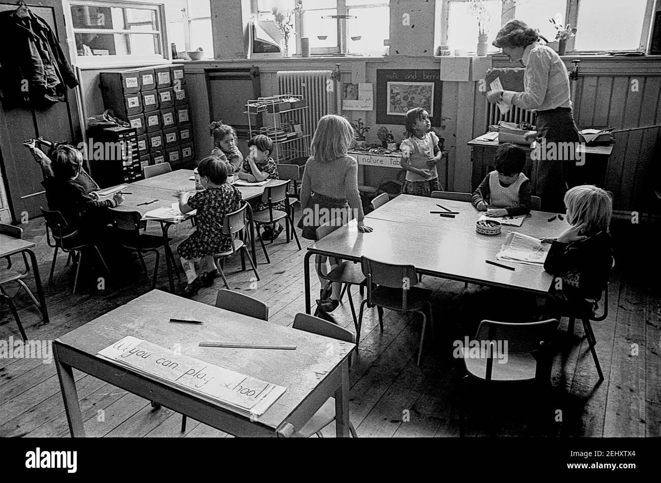 Groupe d'enfants dans la classe Banque d'images noir et blanc - Alamy