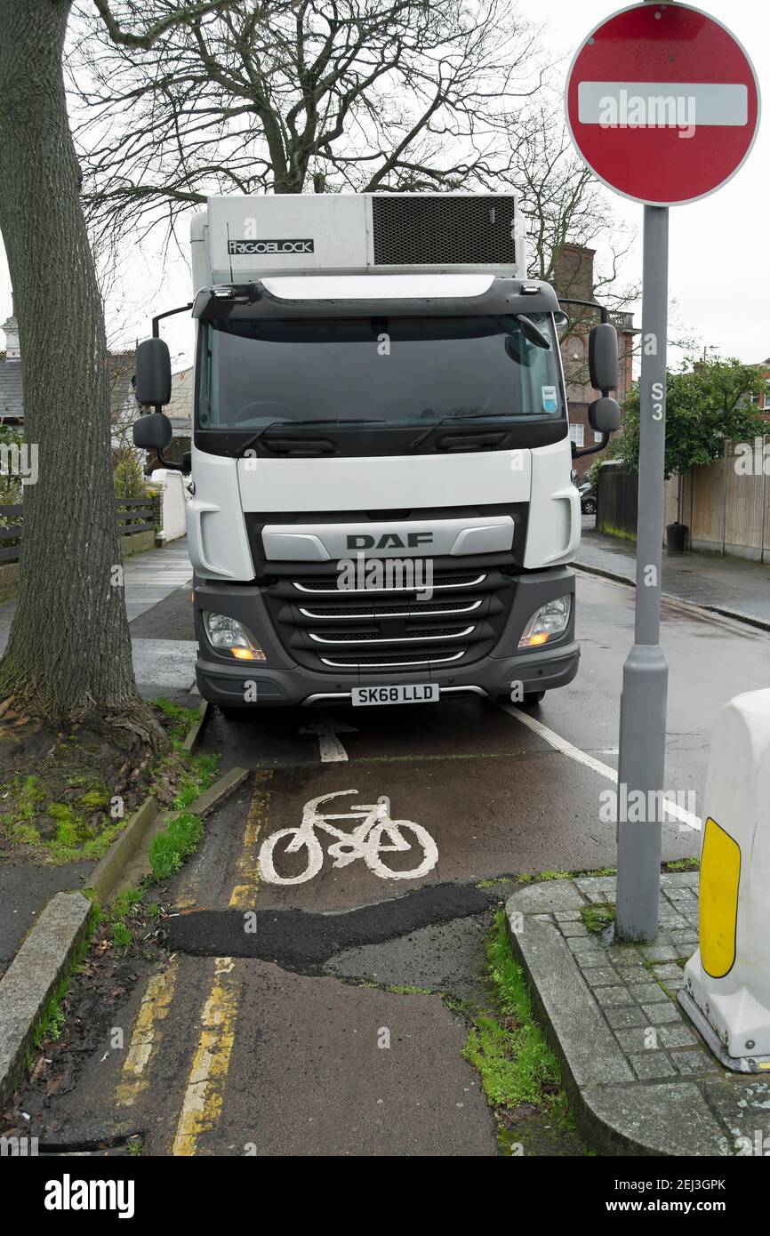 grand camion stationné dans un cycle contraflow obligatoire sur une rue ...