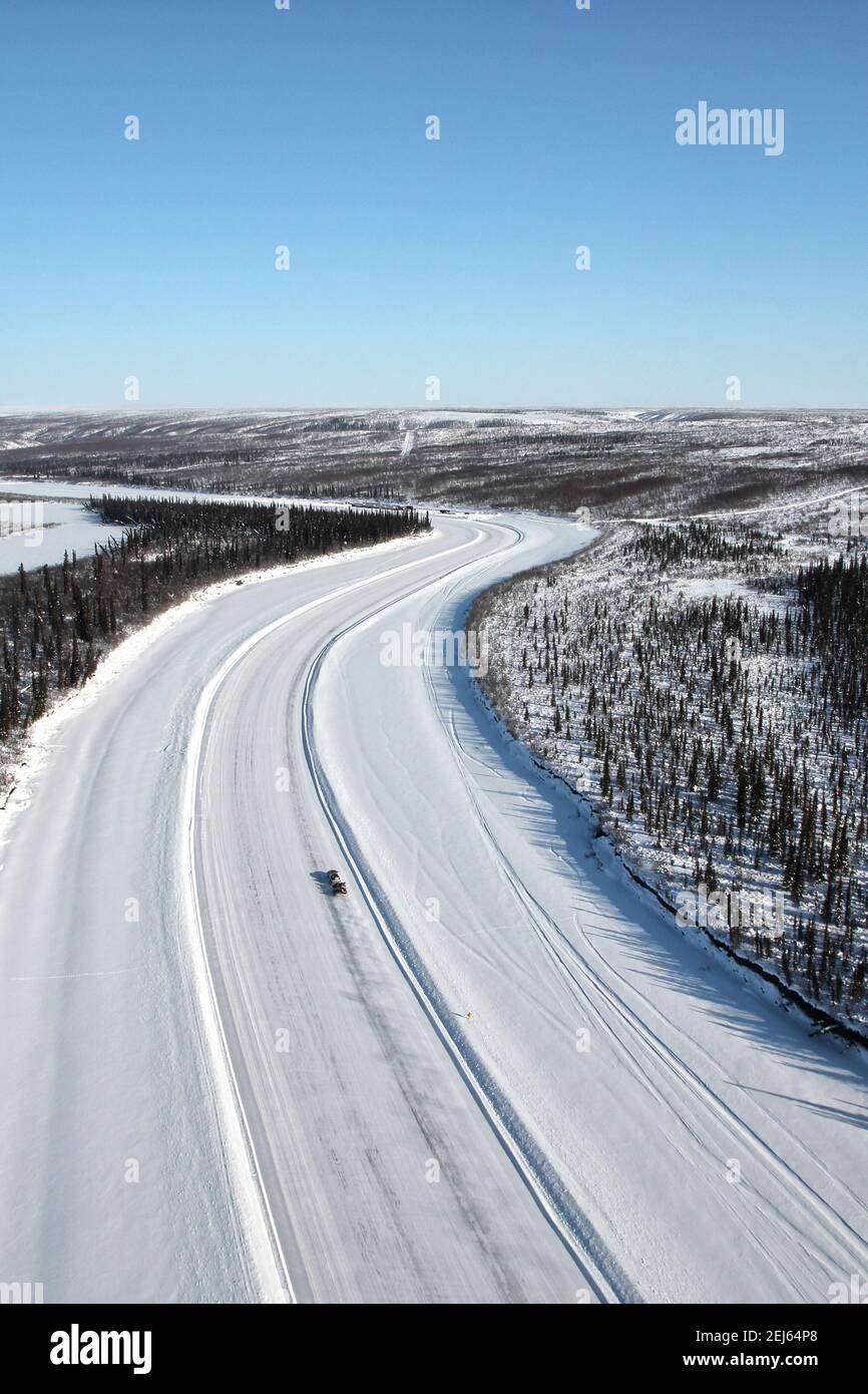 Vue aérienne de la route des glaces du fleuve Mackenzie, dans les ...