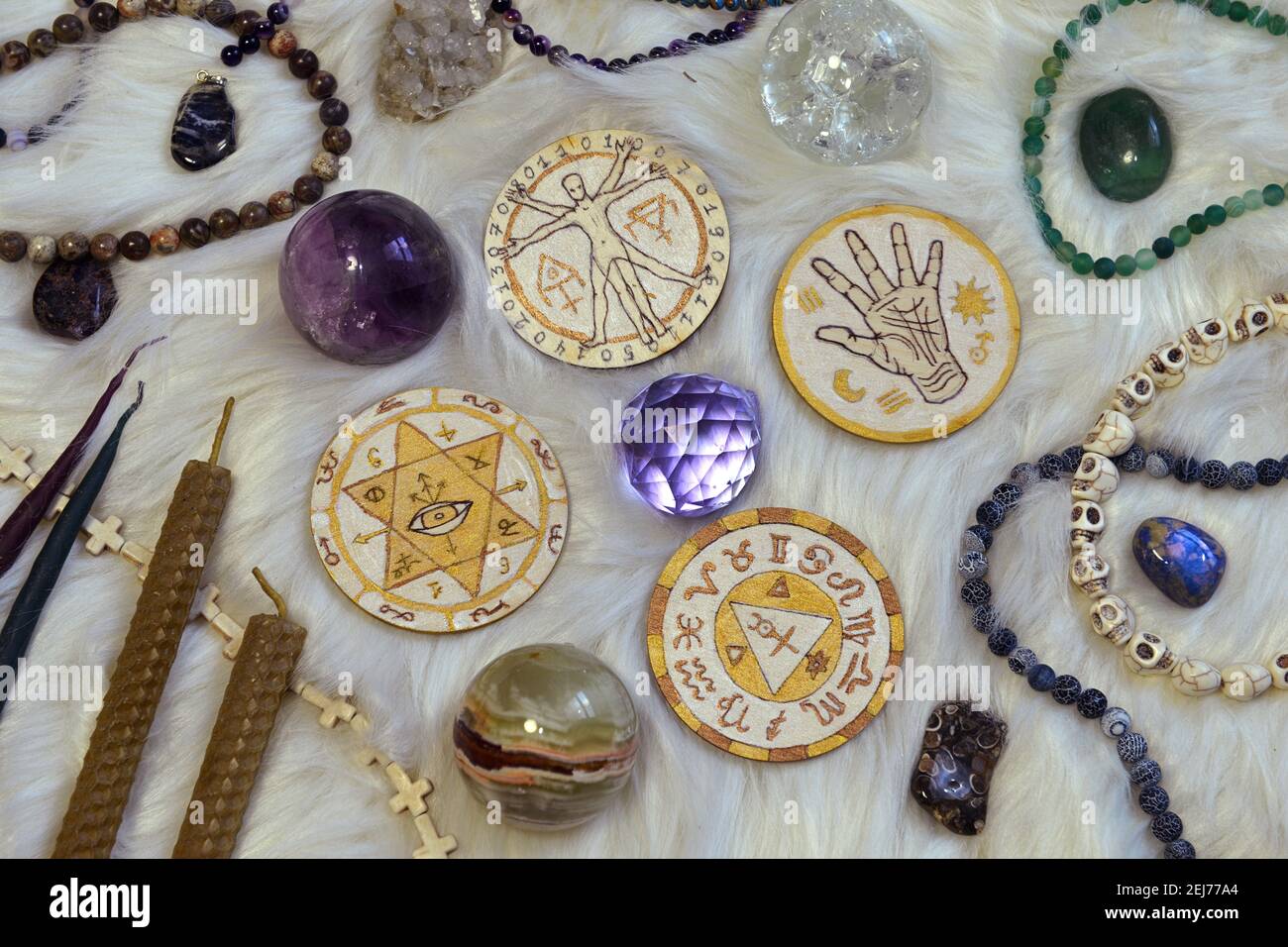 Encore la vie avec des objets rituels magiques, des bougies et des ...