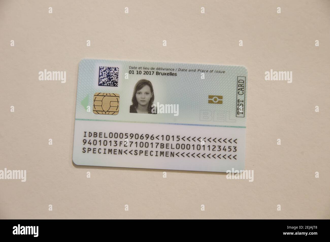 L'illustration montre un spécimen de la nouvelle carte eID, lors du ...