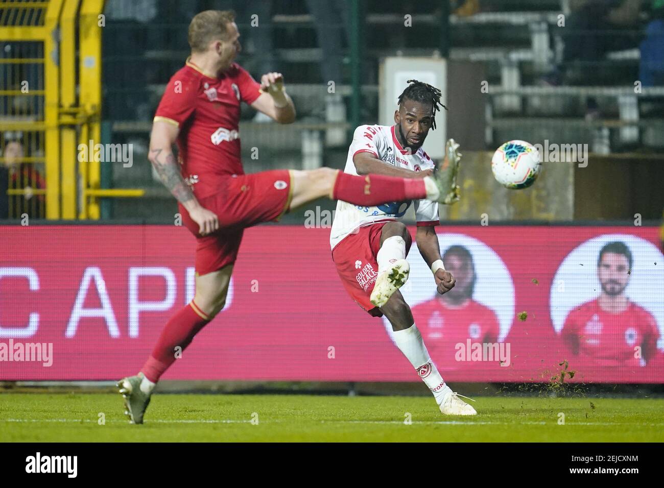 Le Ritchie de Laet d'Anvers et Ilombe Mboyo de Kortrijk se battent pour ...