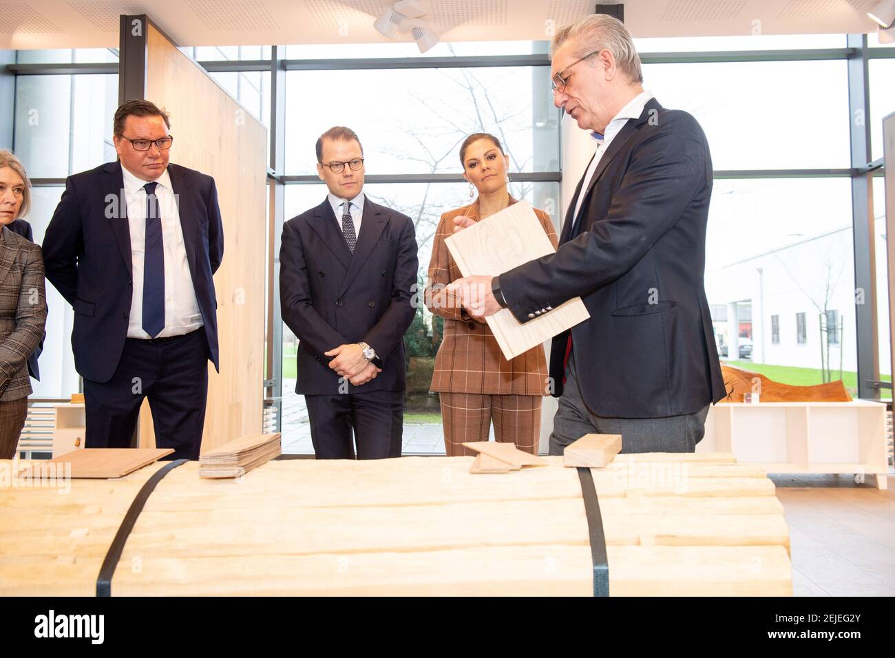 La princesse Crown Victoria et le prince Daniel font un plancher laminé ...