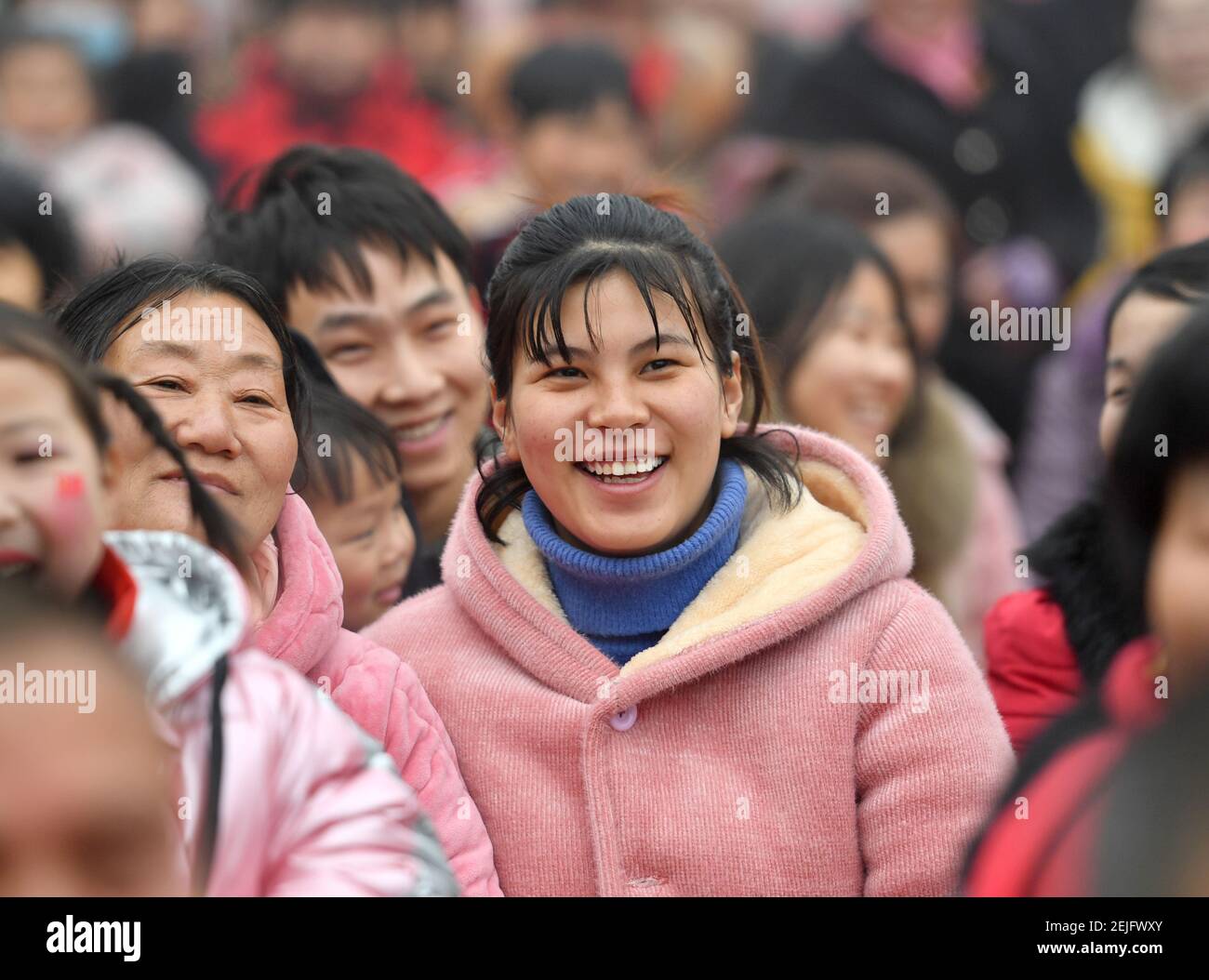Les villageois de tous âges et de toutes professions se sourient lors ...