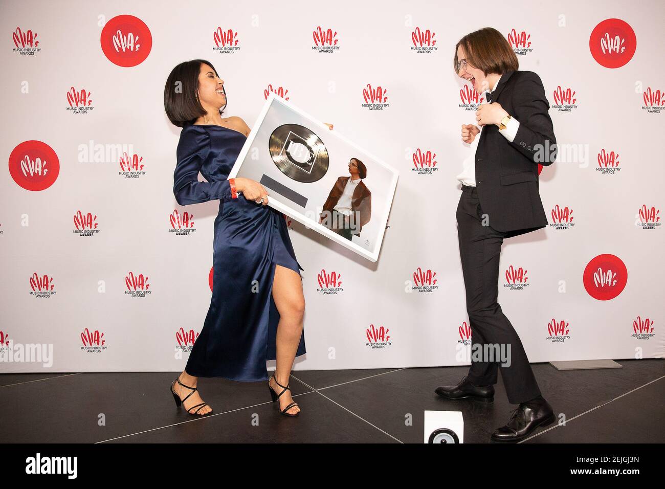 Danira Boukhriss Terkessidis donne un "album platine" (platine) à la chanteuse IBE lors de la ...