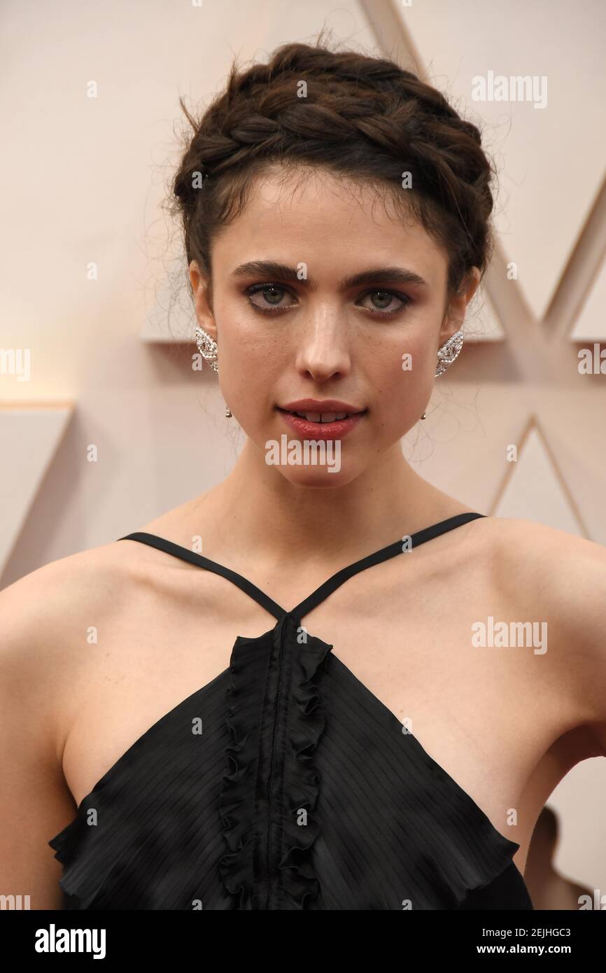 Margaret Qualley marchant sur le tapis rouge lors de la 92e édition des ...