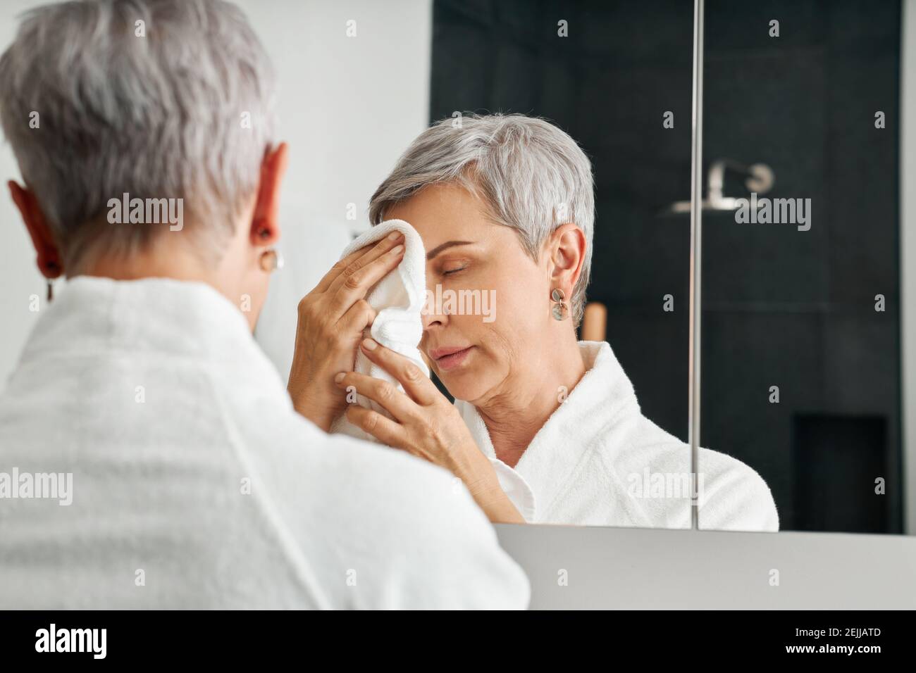 Femme debout devant un miroir Banque de photographies et d’images à haute résolution - Alamy