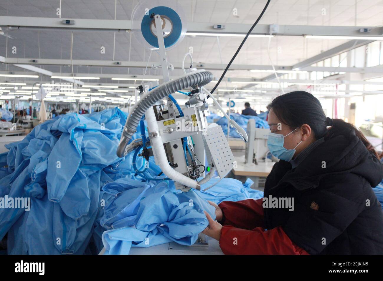 Les travailleurs chinois fabriquent des vêtements de protection ...