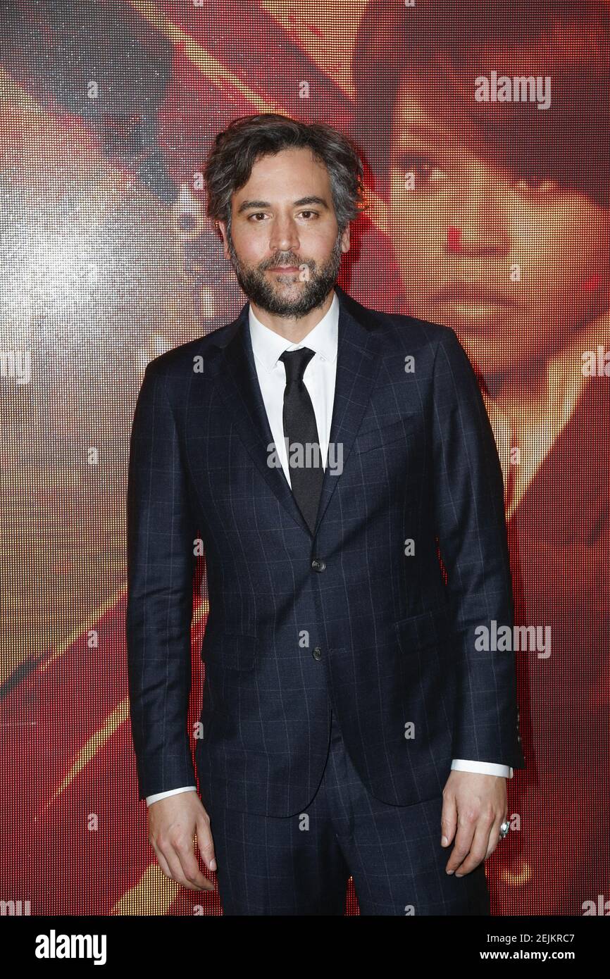 Josh Radnor marche sur le tapis rouge à la première de l'Amazon Prime ...