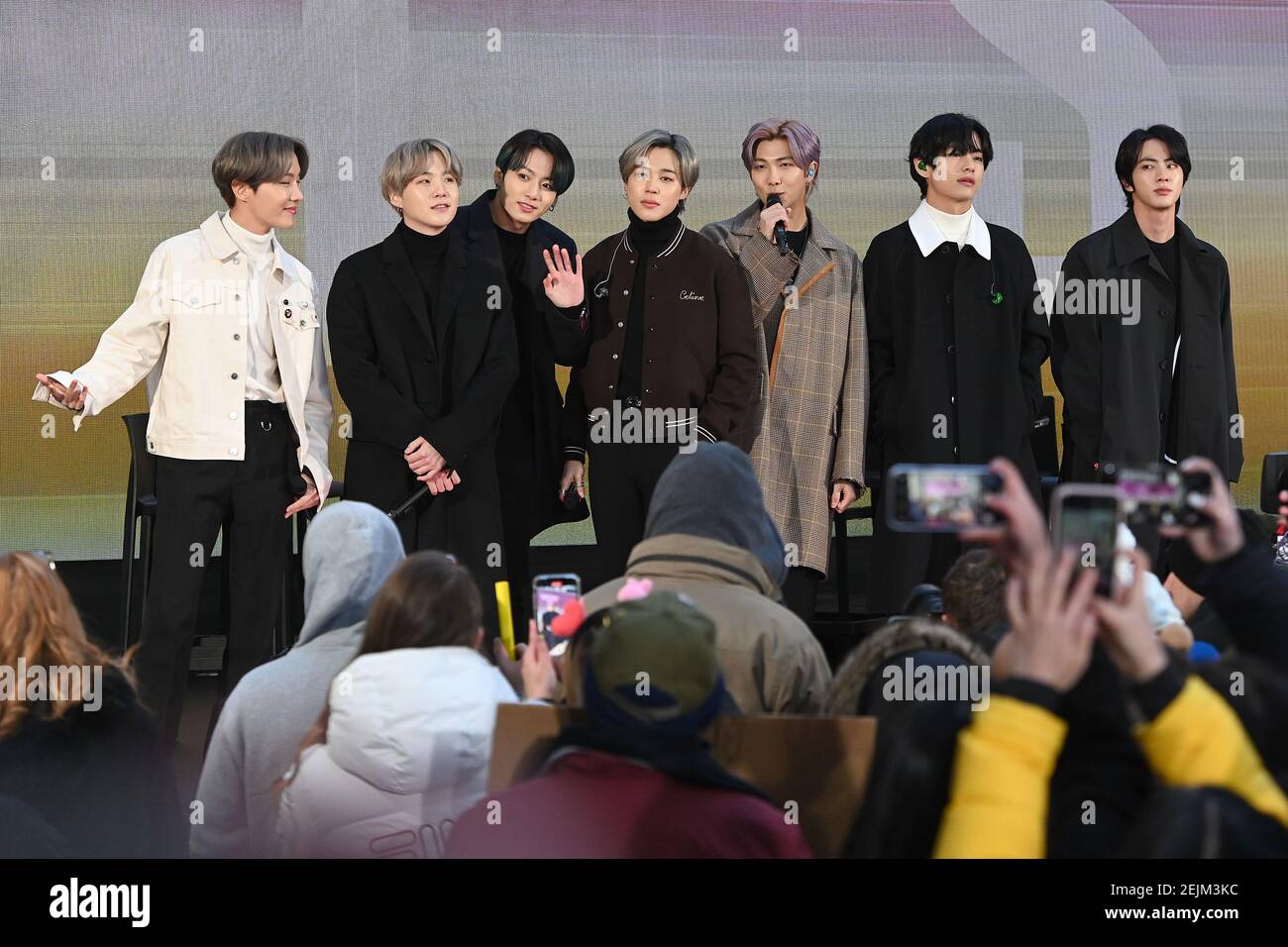 Les membres du groupe de musique K-pop BTS sont vus sur scène lors d’une interview en direct sur ...