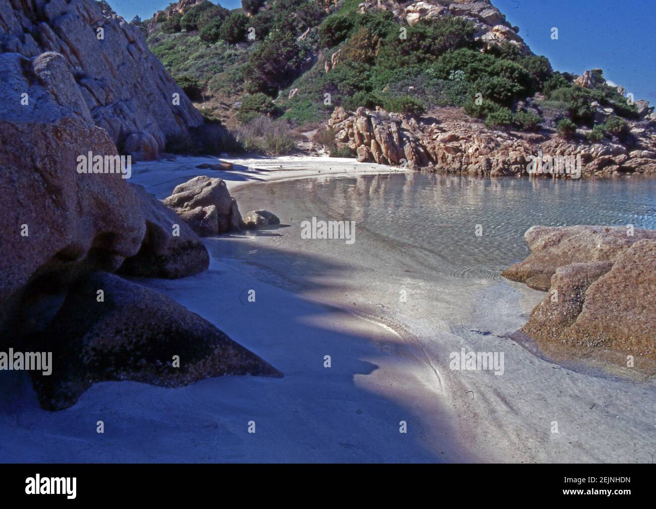 Île de Caprera, archipel de la Maddalena, Sardaigne, Italie (scanné à ...