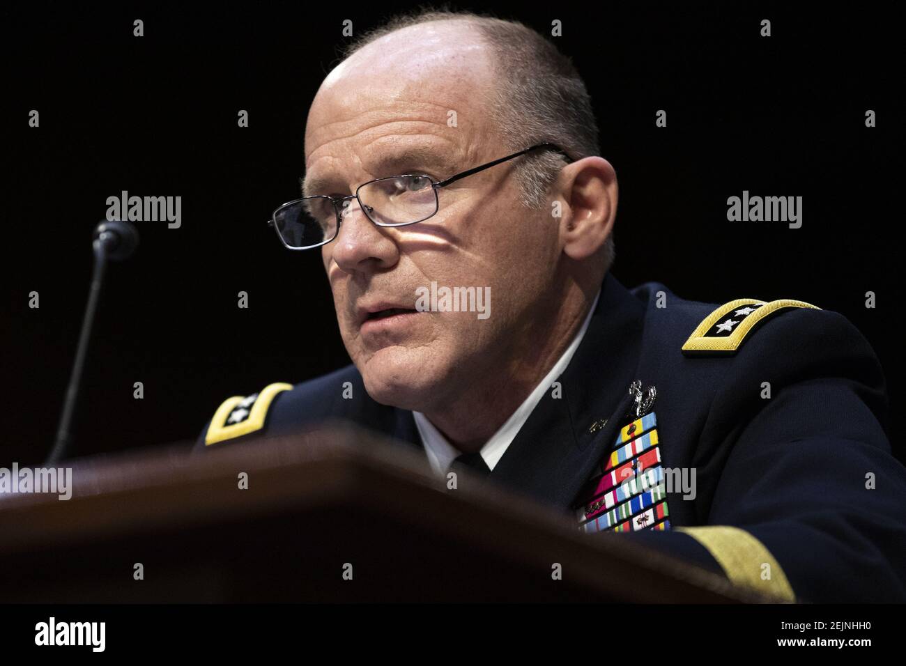 Le général Stephen Lyons, commandant du Commandement des transports des ...