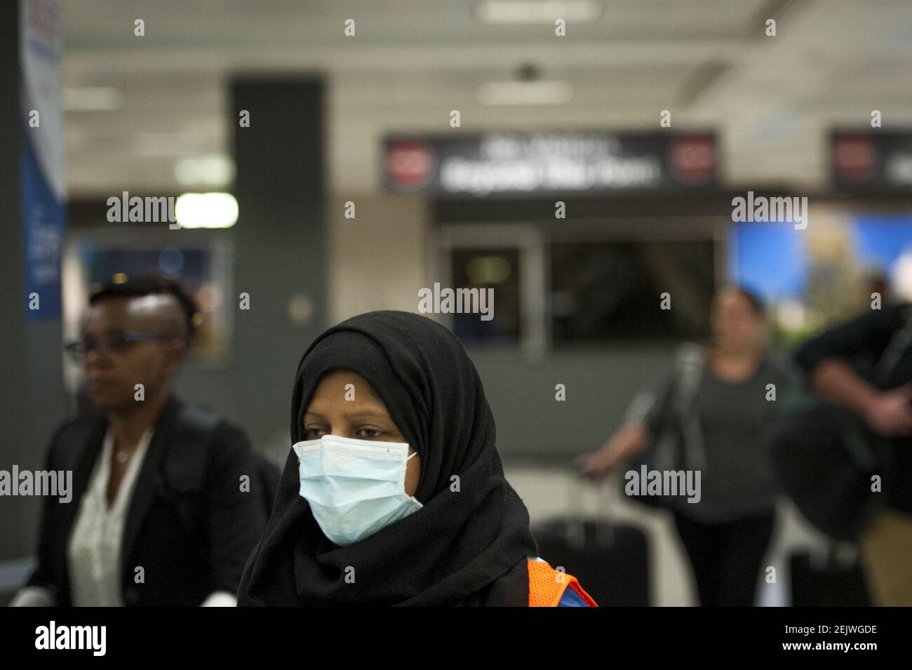 Un employé de l'aéroport international de Dulles aide les passagers ...