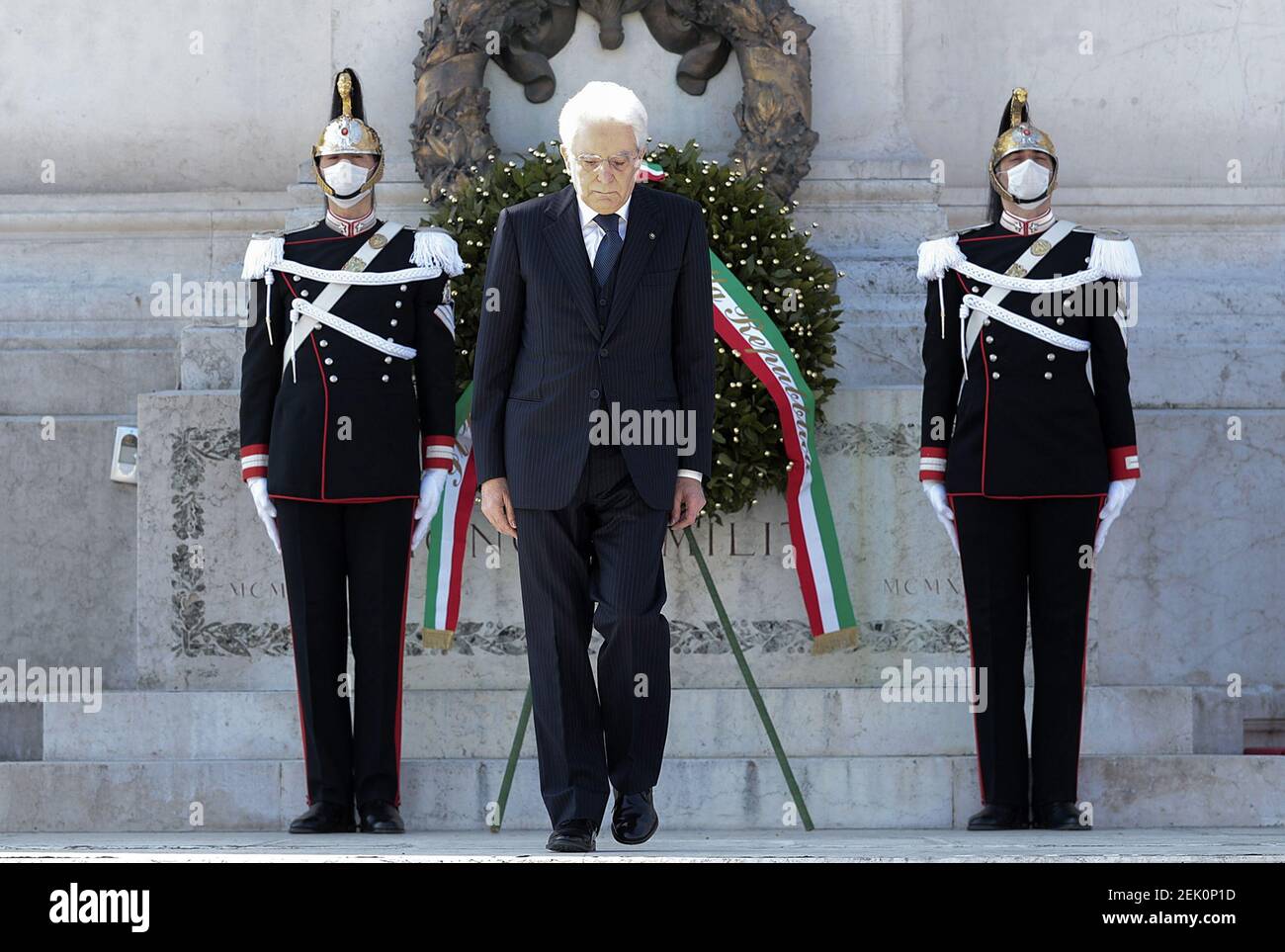 Sergio Mattarella lagna dans une couronne de deux Corazzieri portant ...